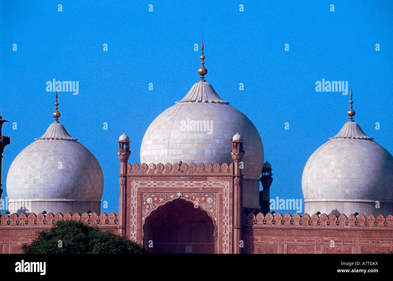 Mosque against clear blue sky, Badshahi Masjid, Lahore, Pakistan Stock ...