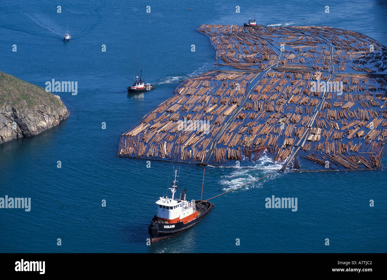 Aerial of tug boat and log boom hi-res stock photography and images - Alamy