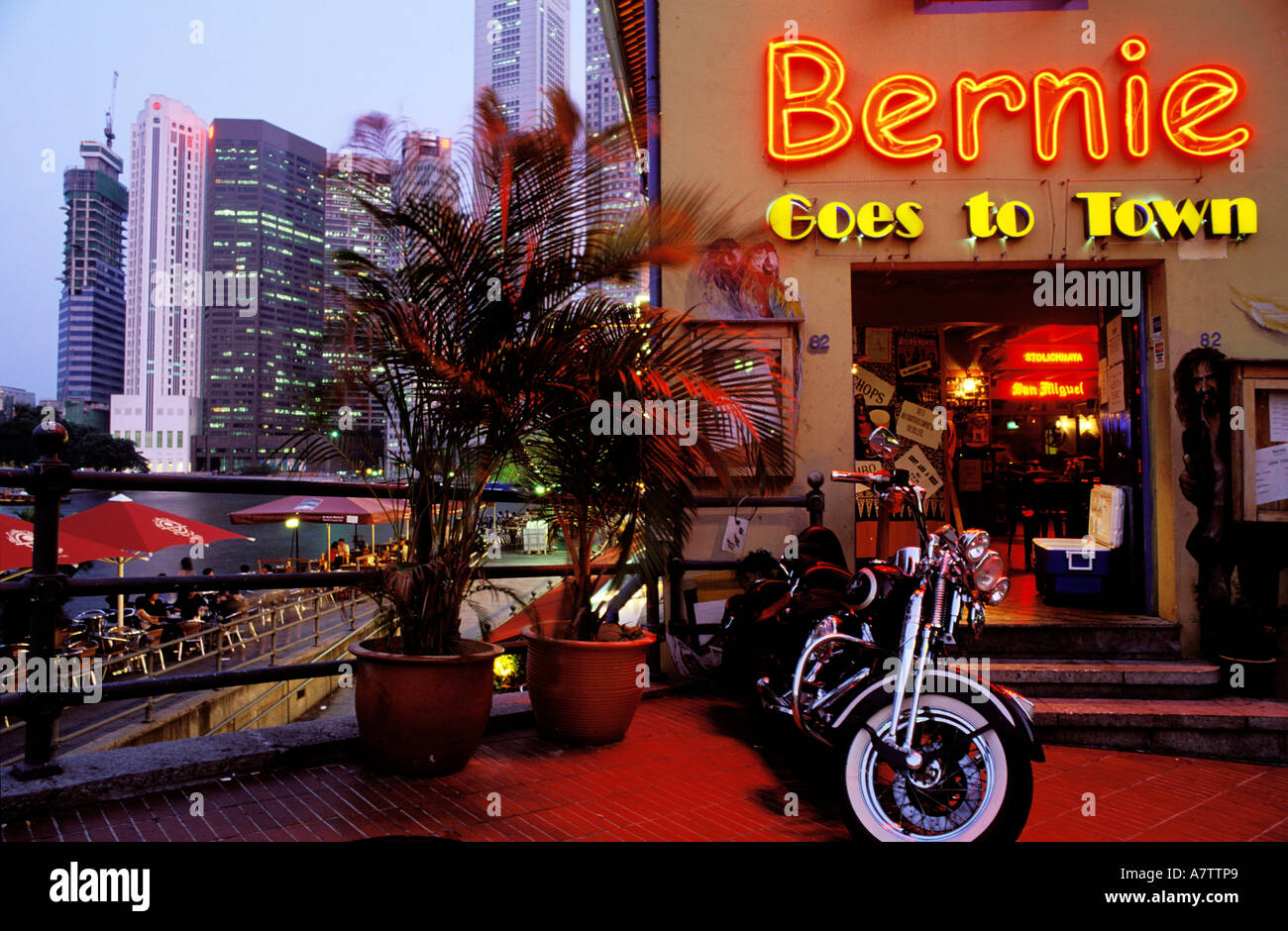 Singapore, Raffles place, Singapor river, Boat Quay on Elgin bridge ...