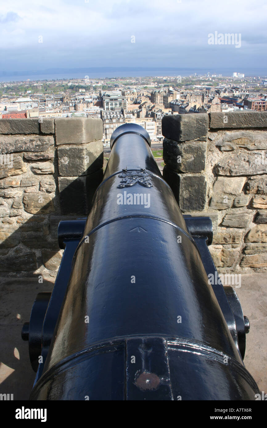 Cannon at edinburgh castle hi-res stock photography and images - Alamy