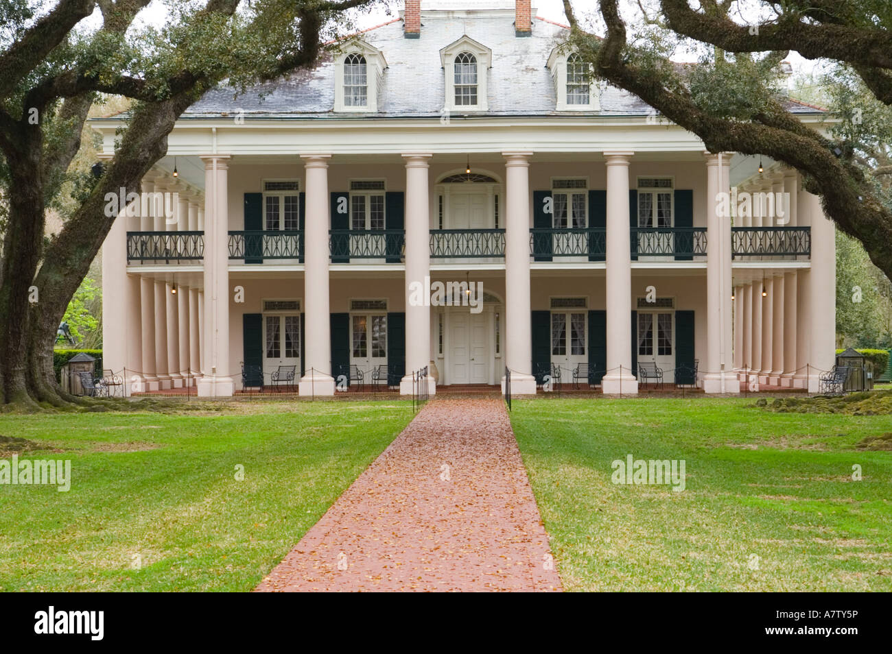 Long drive mansion hi-res stock photography and images - Alamy