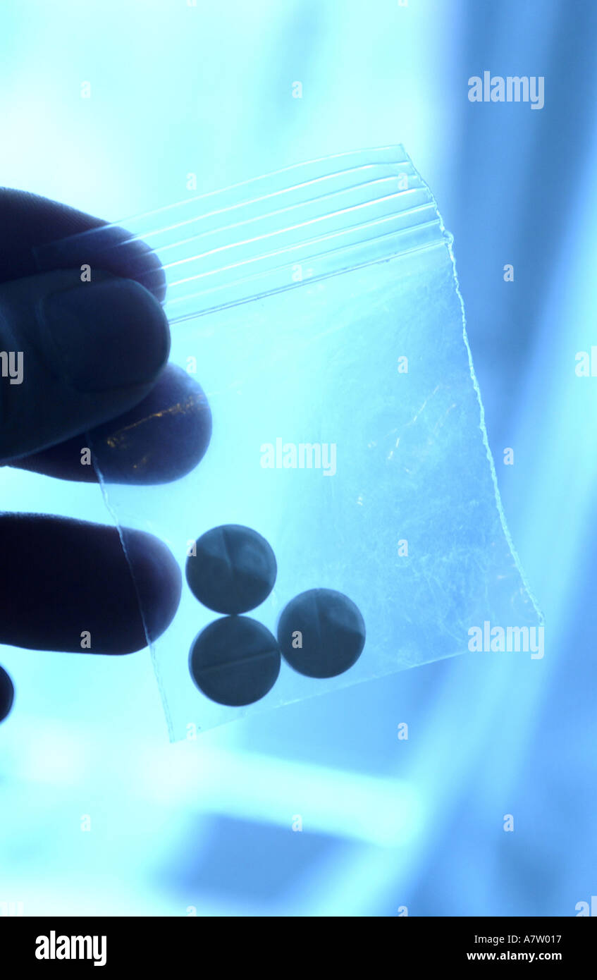 Illicit drugs hi-res stock photography and images - Alamy