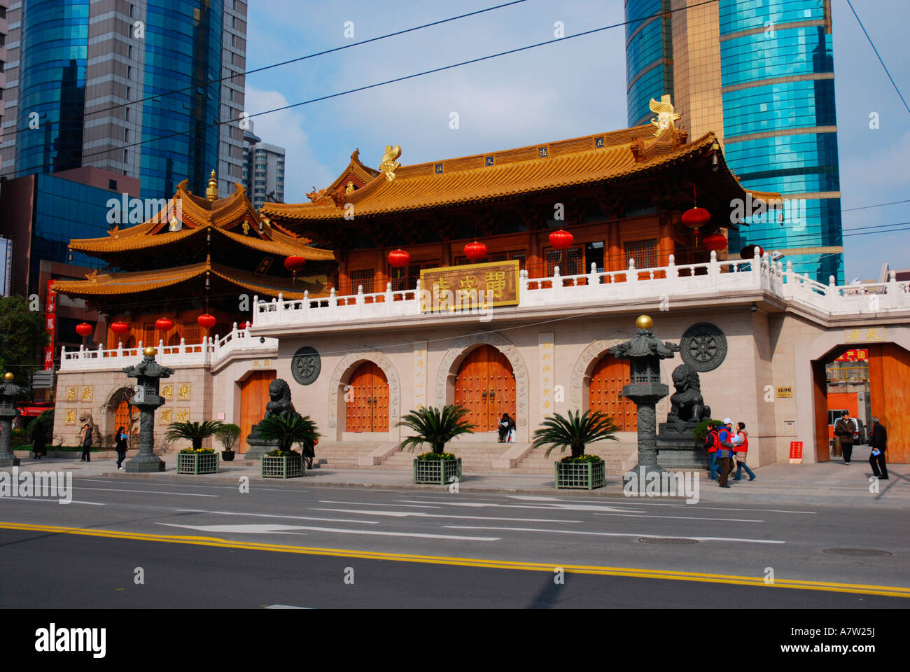 Jingan temple shanghai hi-res stock photography and images - Alamy