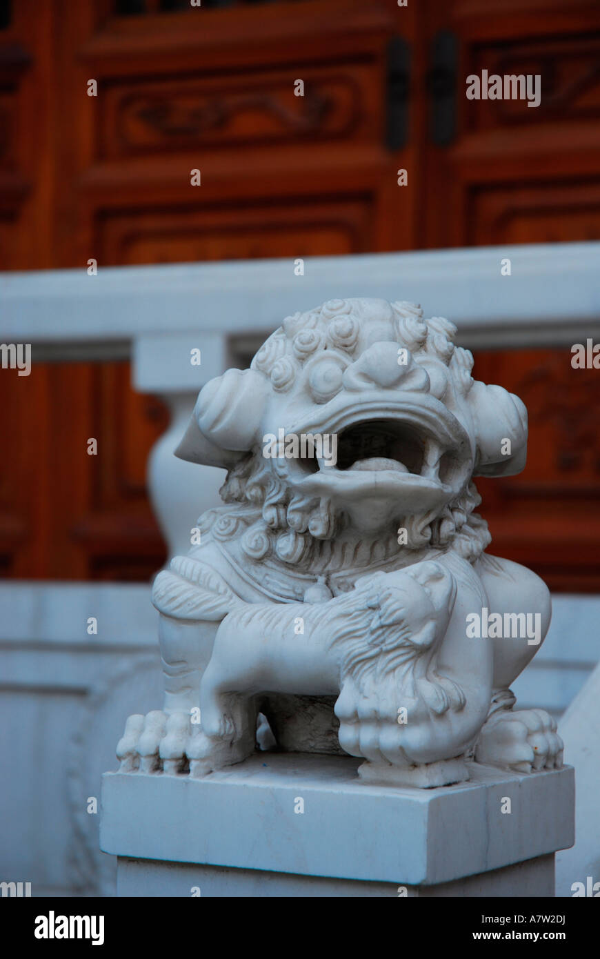 Jing'an Temple, Shanghai - stone lion Stock Photo - Alamy