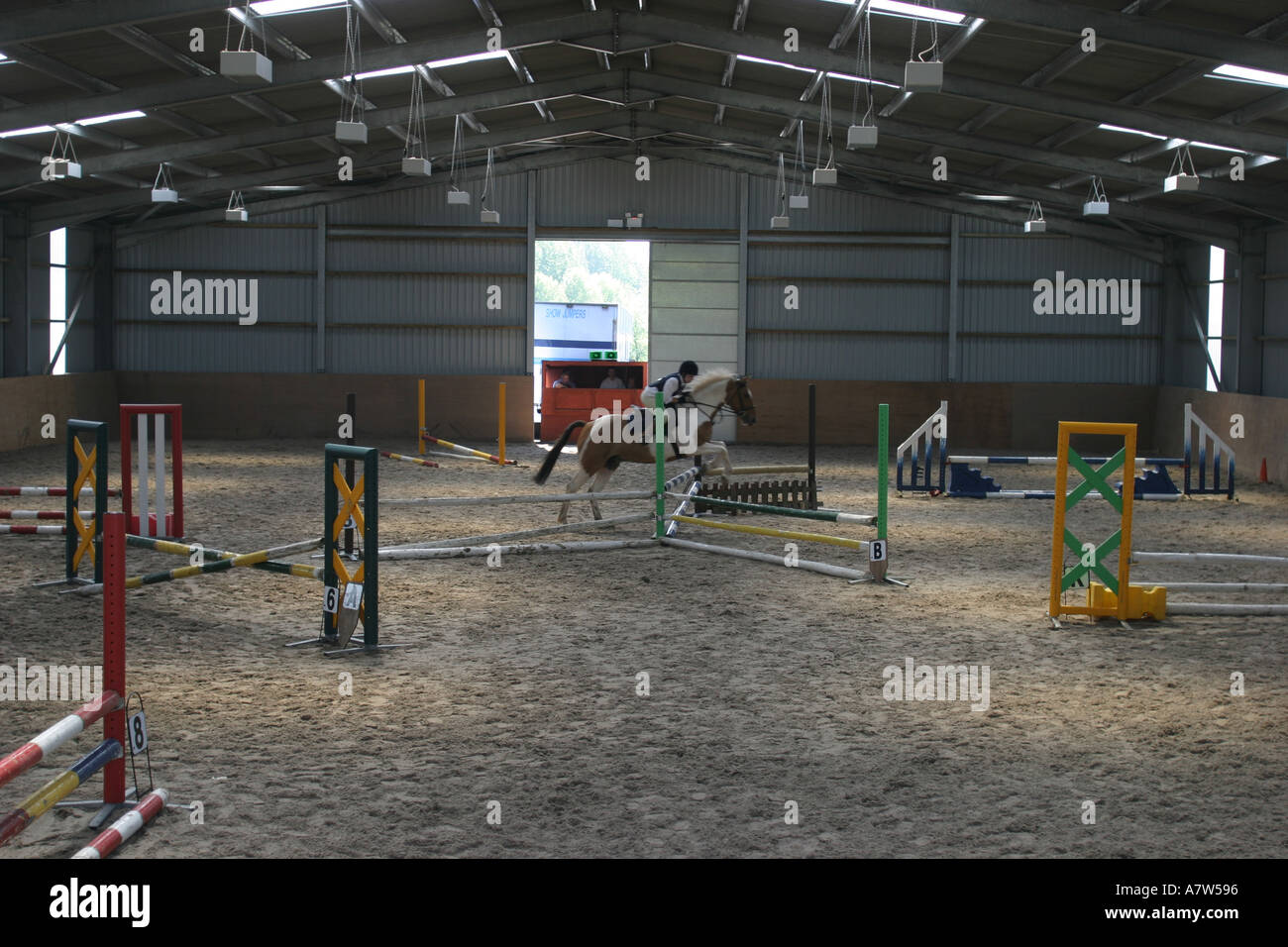 Indoor arena horse uk hi-res stock photography and images - Alamy