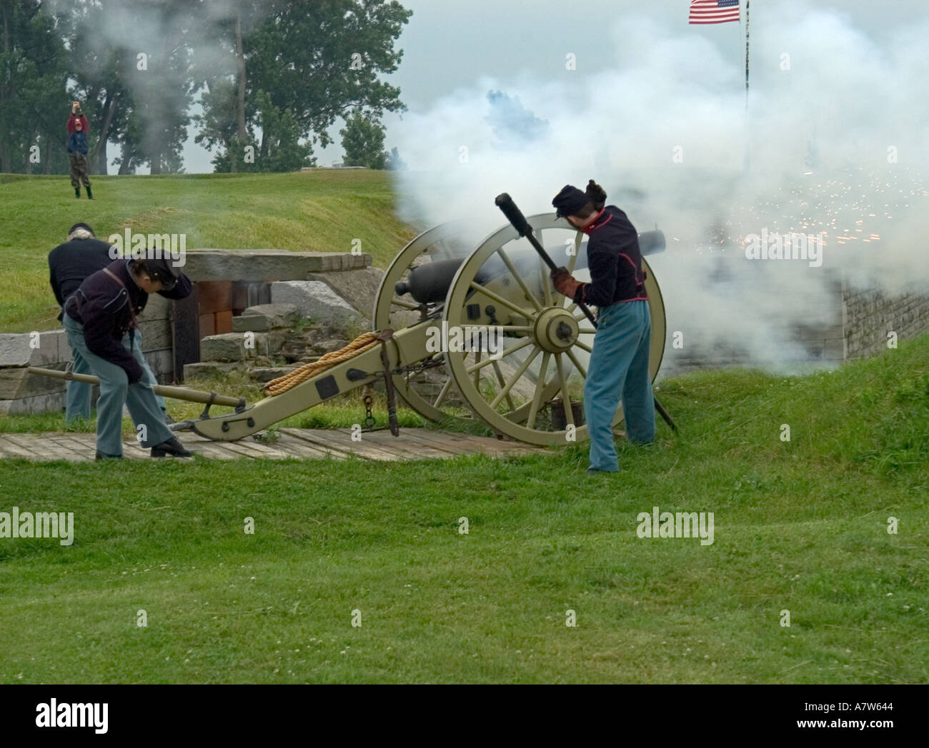 Civil war cannon explosion hi-res stock photography and images - Alamy
