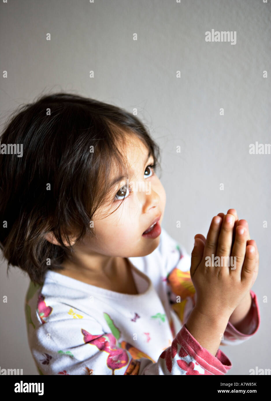 Children holding hands in prayer hi-res stock photography and images ...