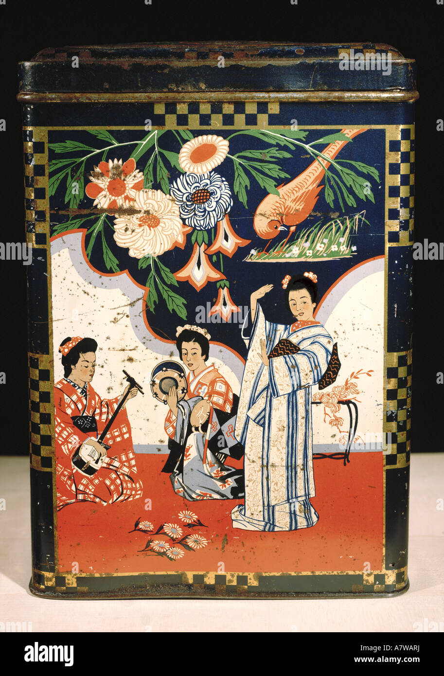 Tea caddy with japanese scene hi-res stock photography and images - Alamy