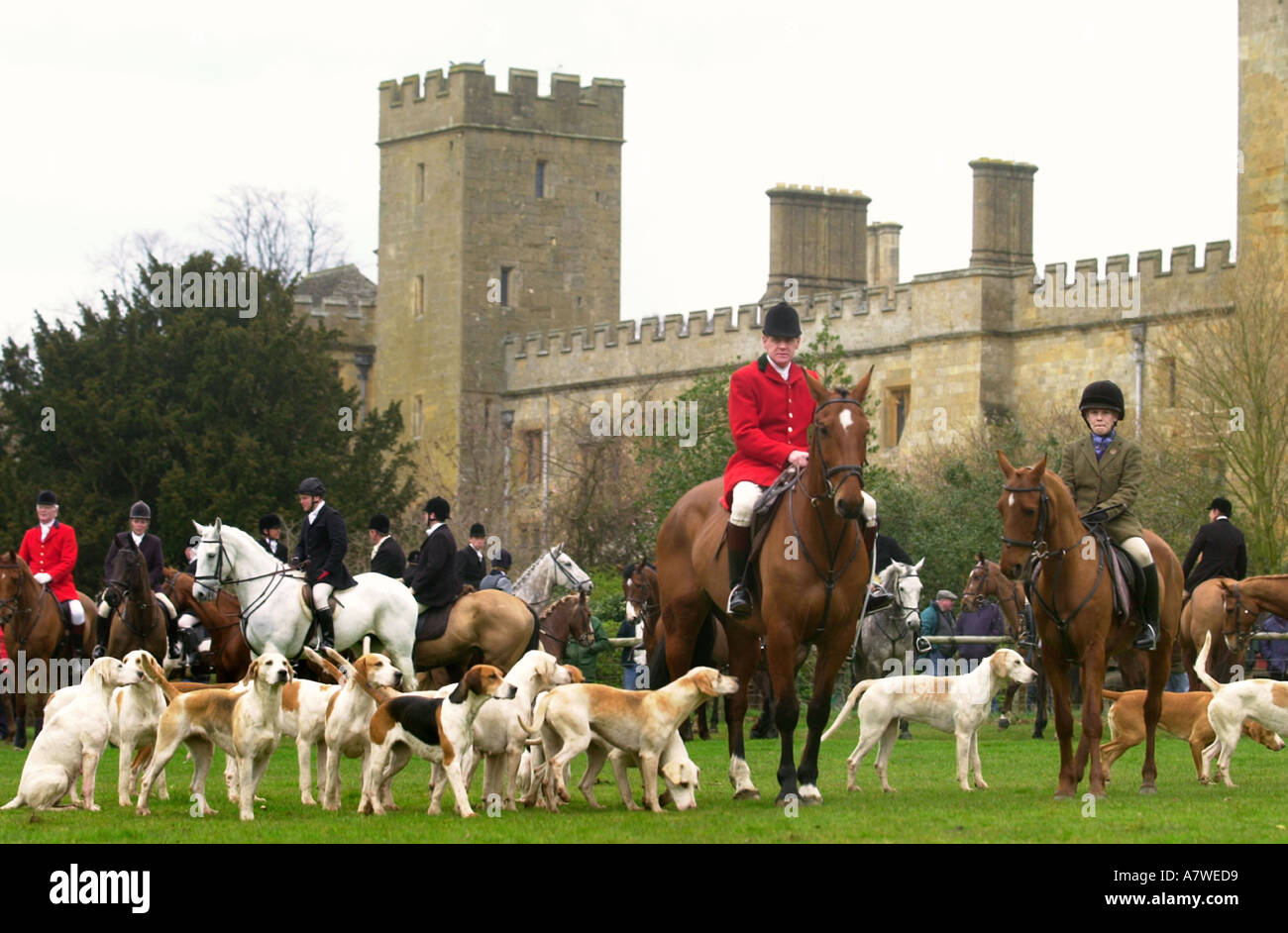 JULIAN BARNFIELD HUNTSMAN WITH THE COTSWOLD HUNT AT A MEETING AT ...