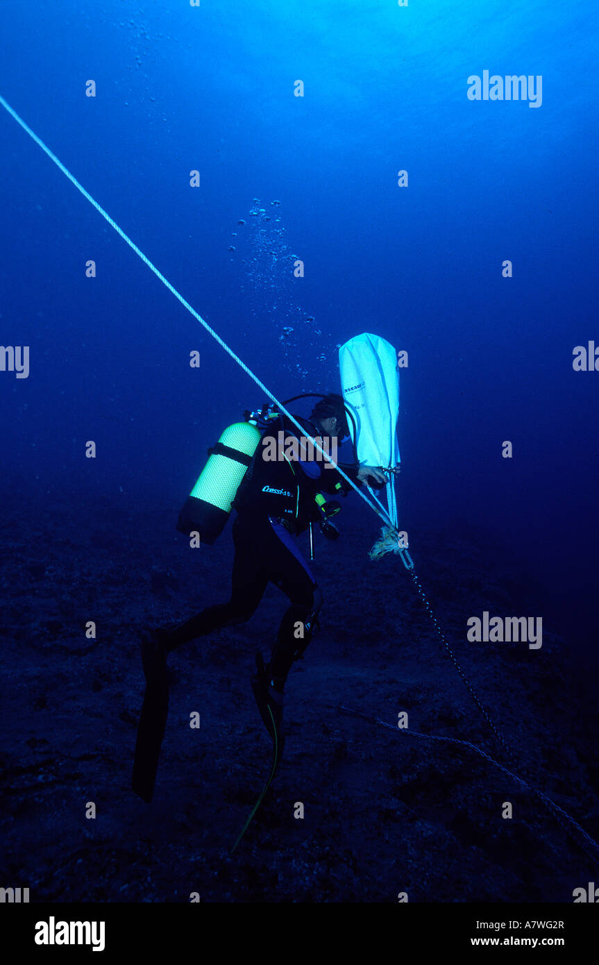 Diver raising the anchor with an air globe Stock Photo - Alamy