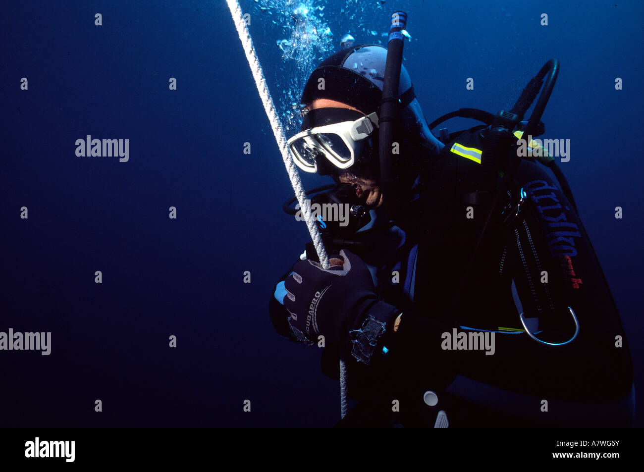 Diver making descompression stop Stock Photo - Alamy