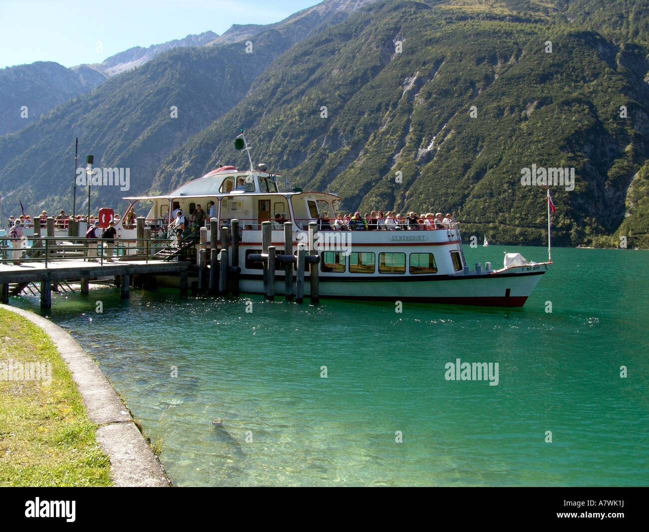 Ausflugsboot am pier hi-res stock photography and images - Alamy