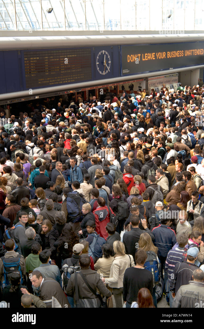 Rail passengers queuing hi-res stock photography and images - Alamy