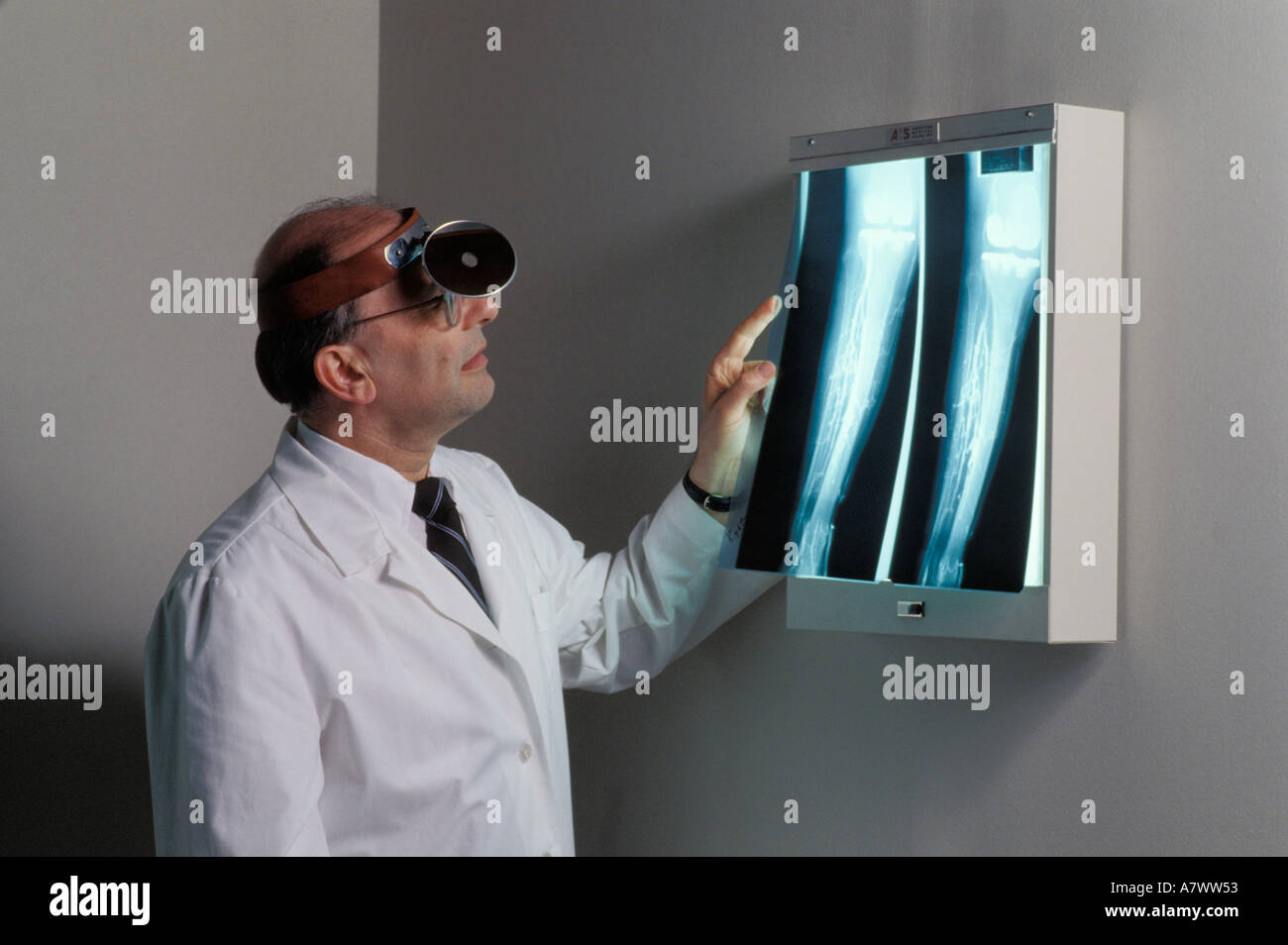 physician doctor review x ray Stock Photo - Alamy