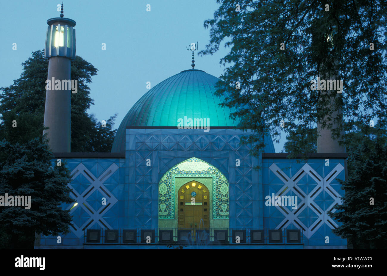 Iranian Imam Ali Mosque on the shore of Aussenalster lake in Hamburg ...