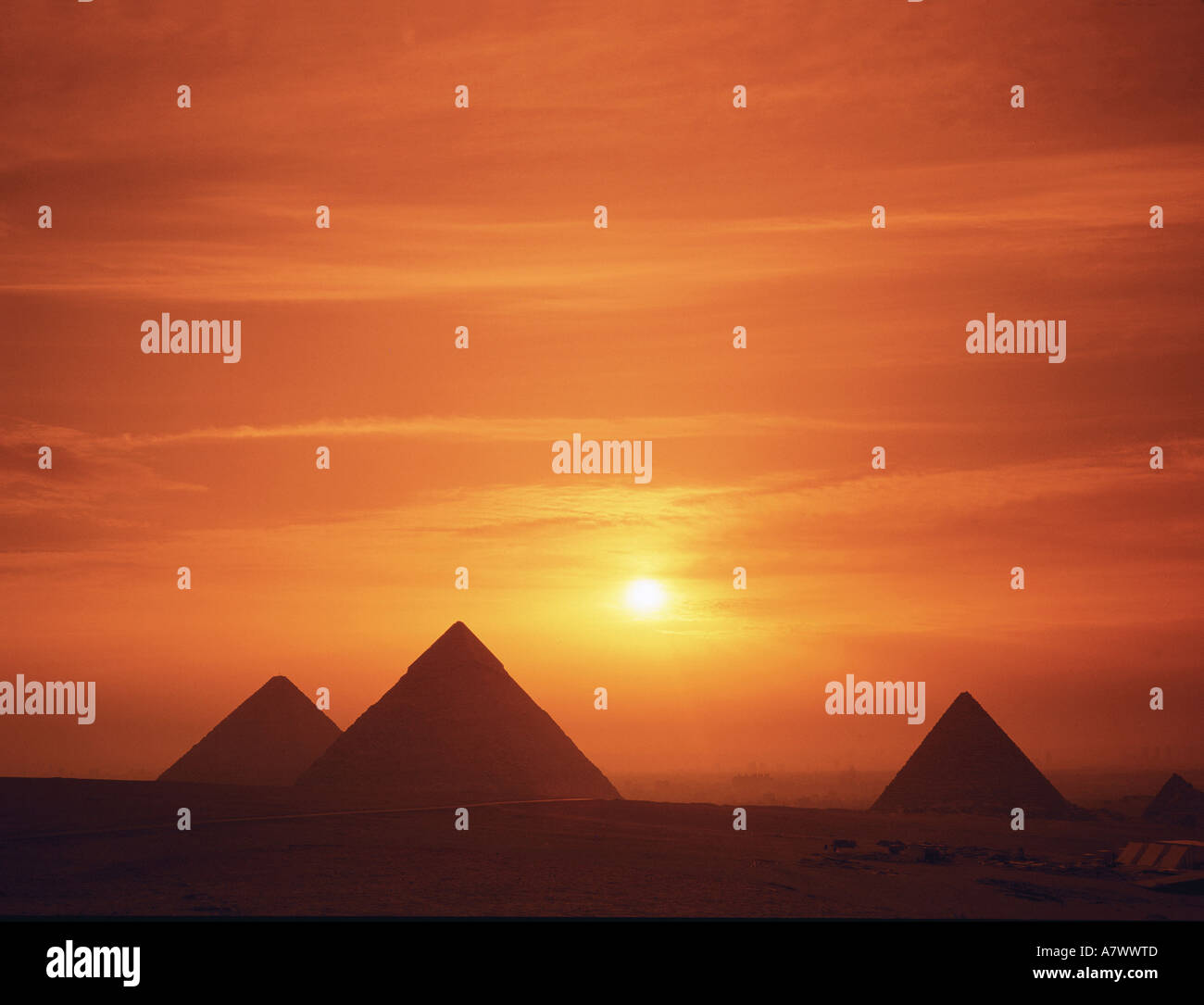 Pyramids by sunset hi-res stock photography and images - Alamy