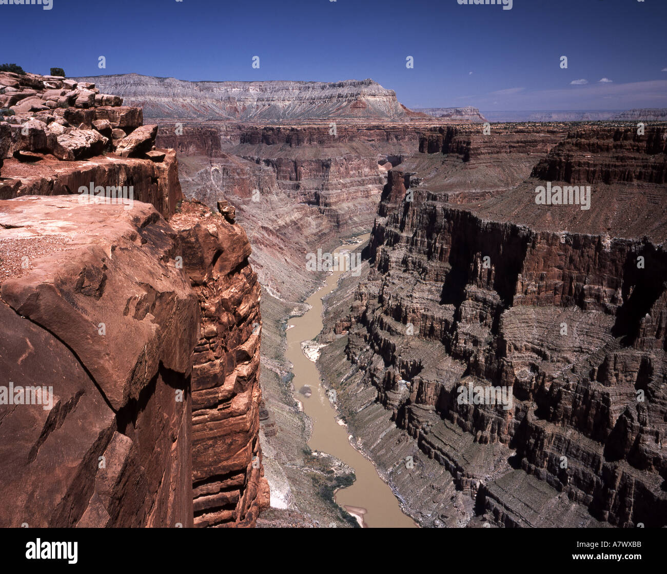 Cliff dropoff hi-res stock photography and images - Alamy