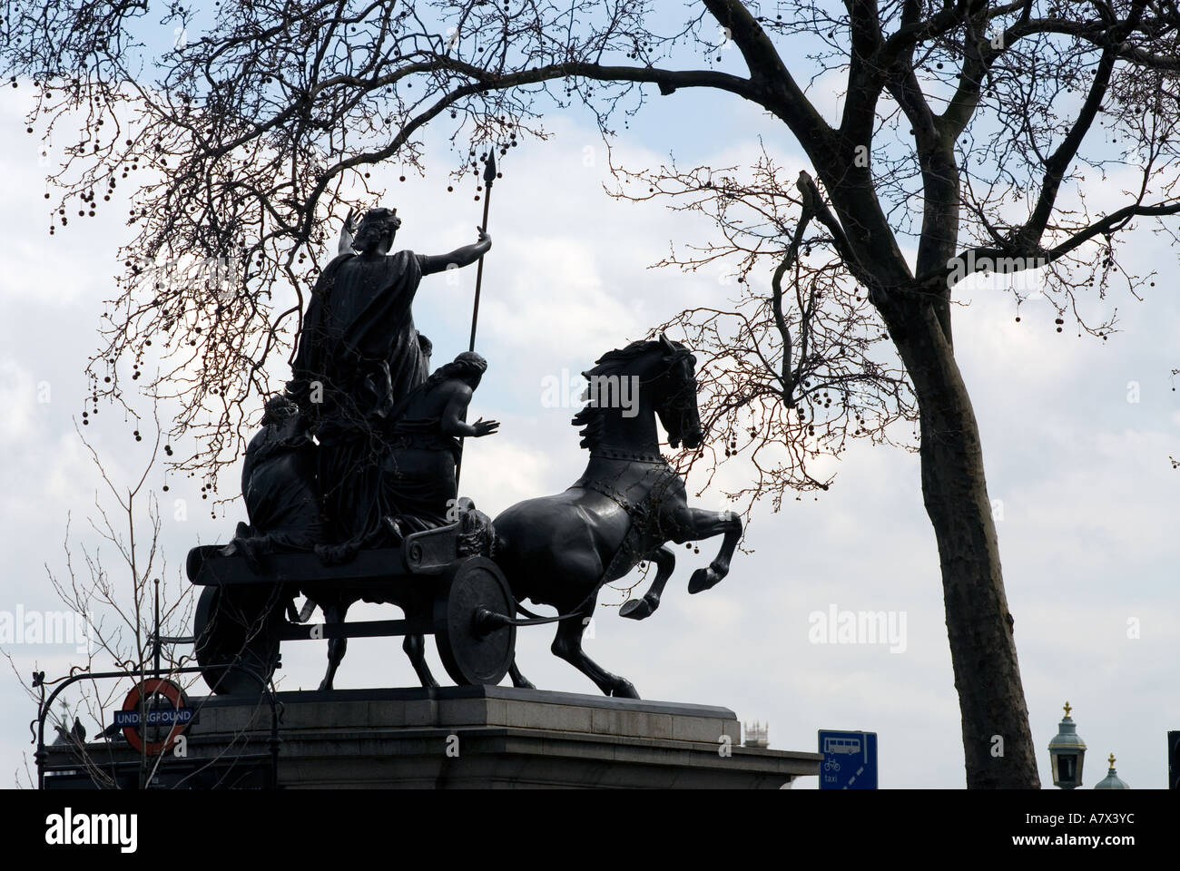 Statue of Boudica, Boudicca Queen of the Iceni on Westminster Bridge ...