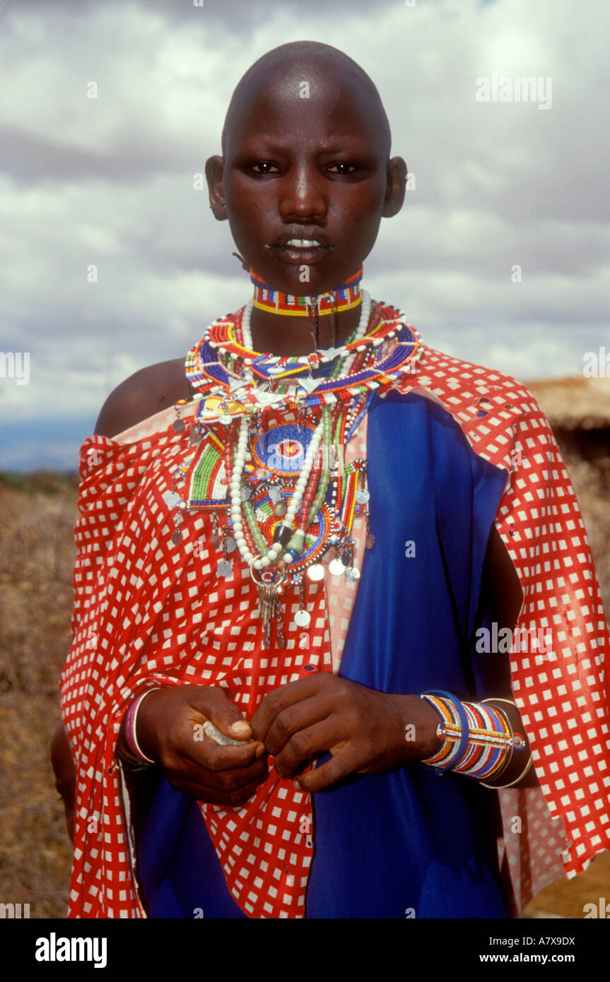 African woman weeding hi-res stock photography and images - Alamy