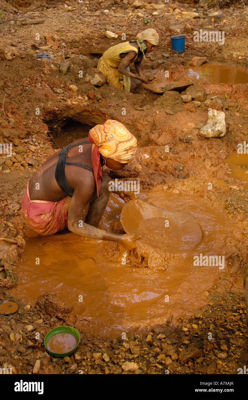 Panning for gold. North-east MADAGASCAR Stock Photo - Alamy