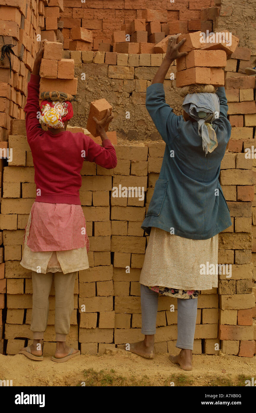 Women carrying bricks hi-res stock photography and images - Alamy