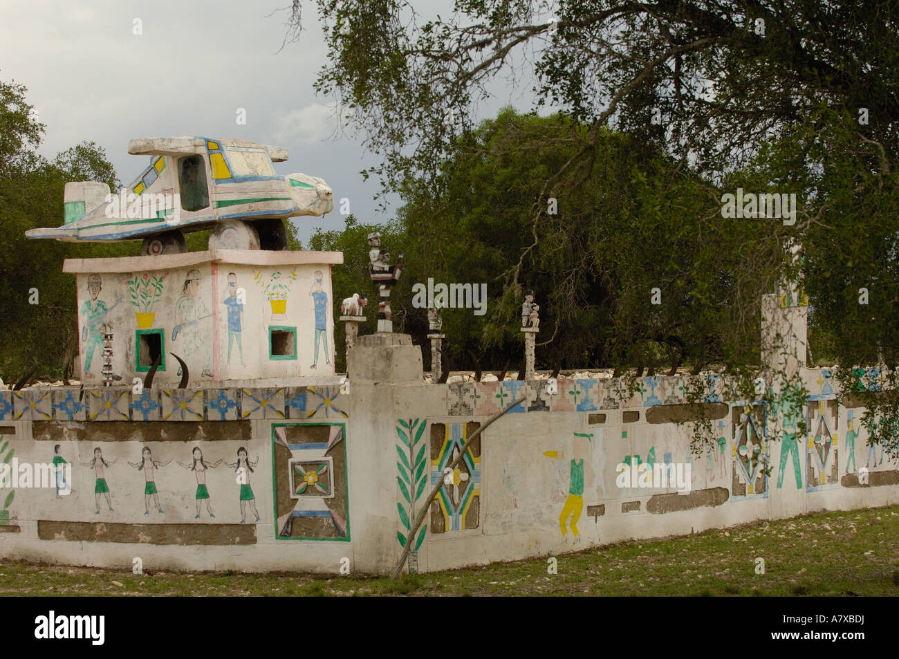 Tombs madagascar hi-res stock photography and images - Alamy