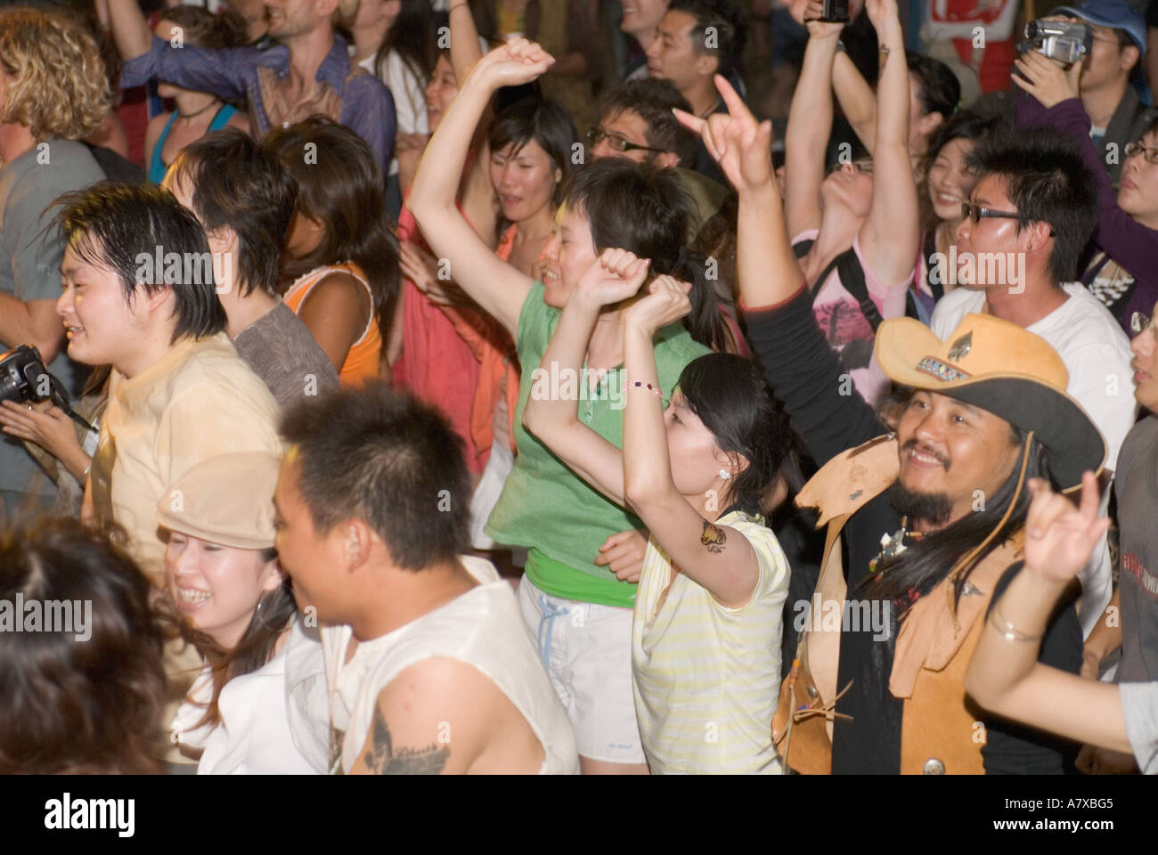 Crowd people cheering waving hi-res stock photography and images - Alamy