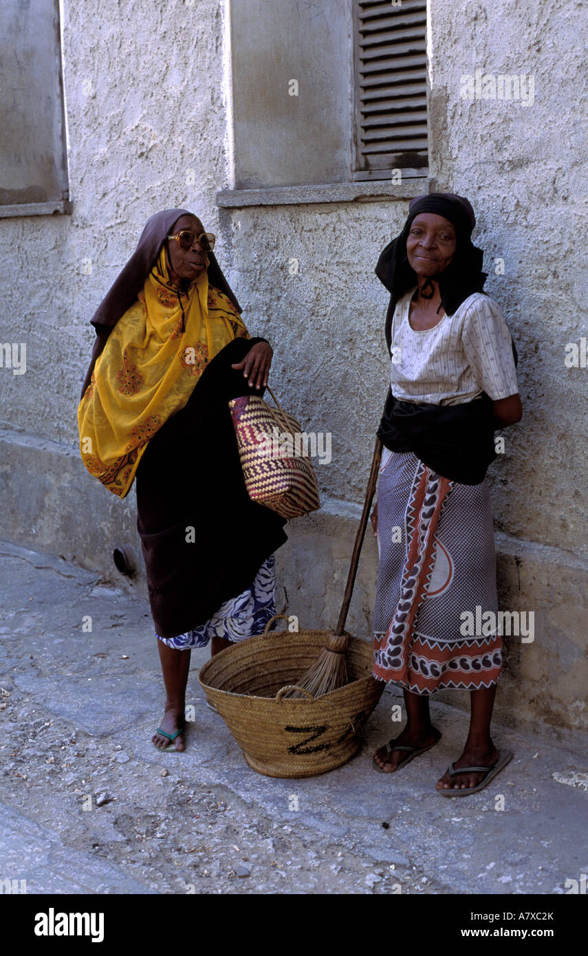 Madagascar traditional clothing hi-res stock photography and images - Alamy