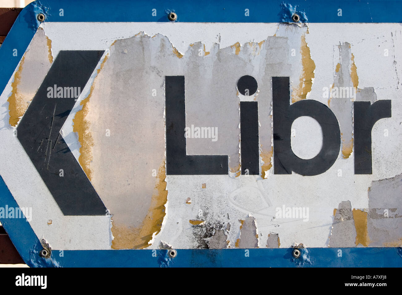 Library sign direction street hi-res stock photography and images - Alamy