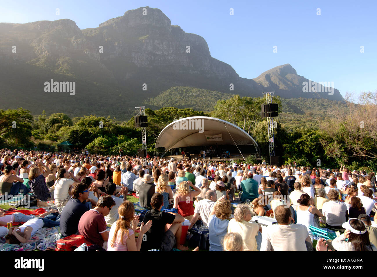 Audience in amphitheatre hi-res stock photography and images - Alamy