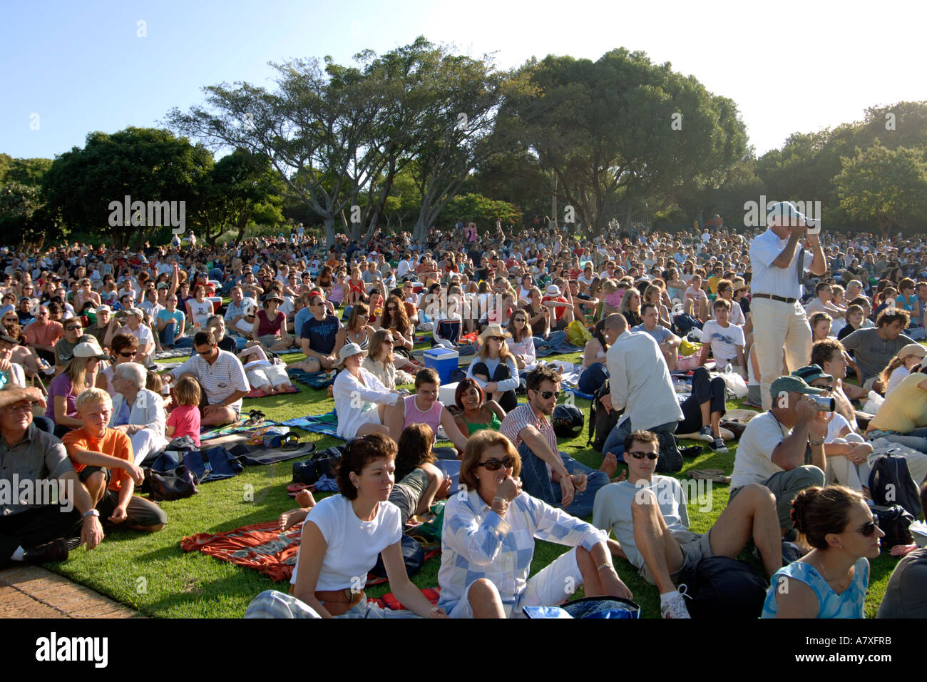 Audience in amphitheatre hi-res stock photography and images - Alamy