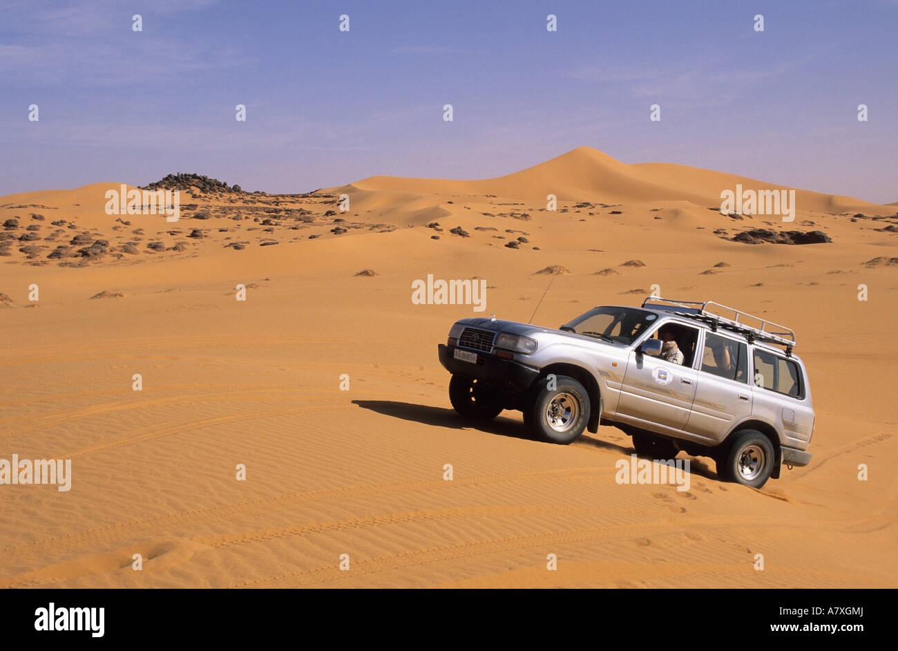 Libya, Fezzan, Sahara desert, Erg Murzuq, Jeep driving through desert ...