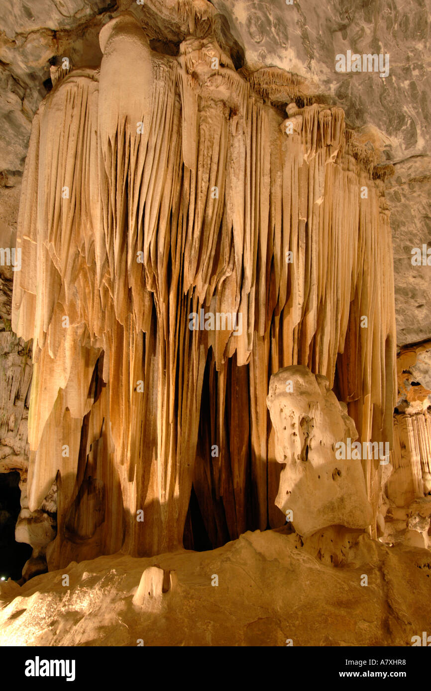 The 'Petrified Weeping Willow' formation in Botha's Hall in the Cango ...