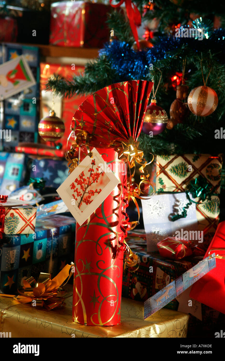 Christmas tree gold parcels hi-res stock photography and images - Alamy