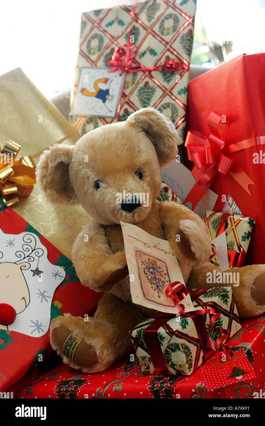 Giving presents to children hi-res stock photography and images - Alamy