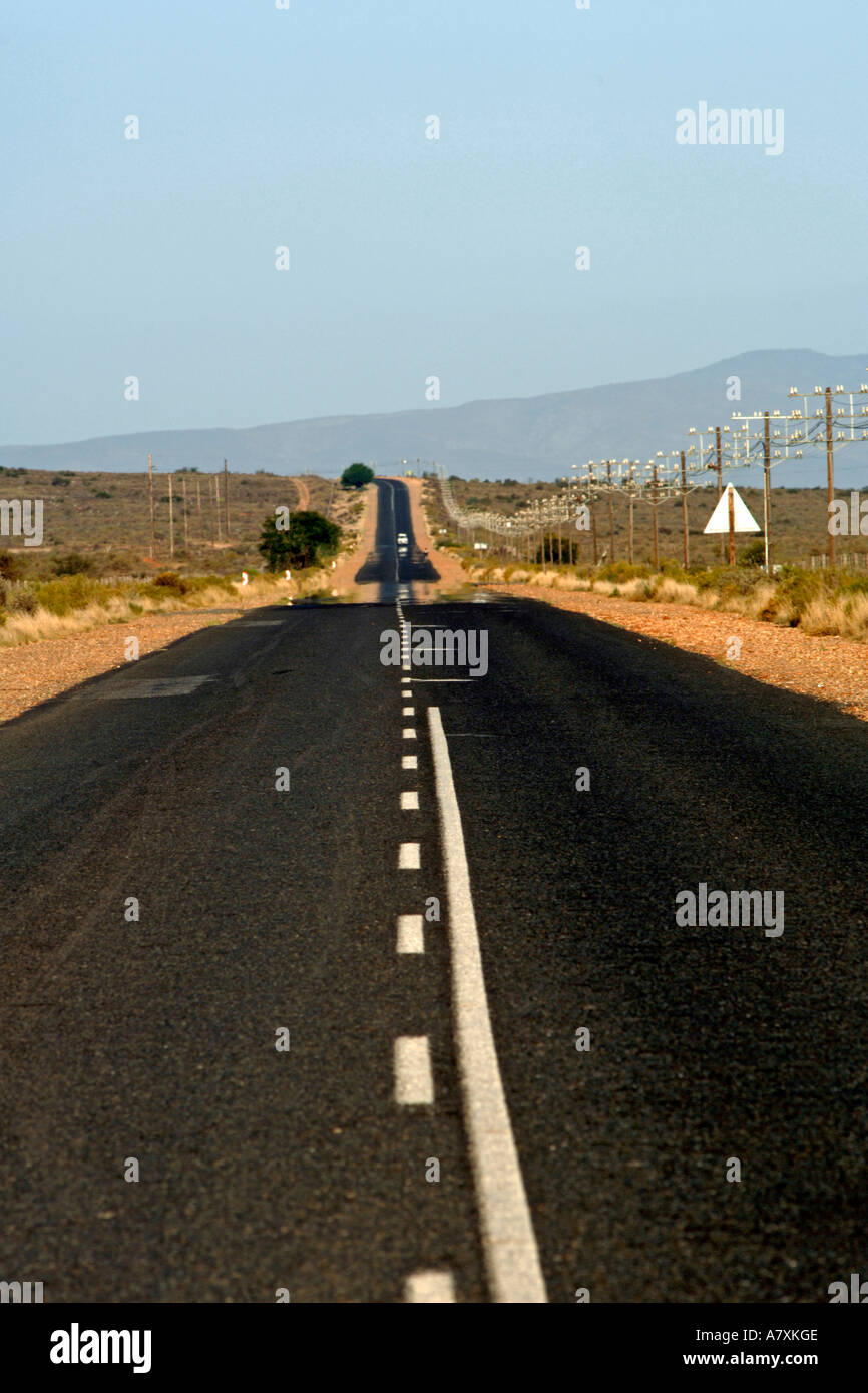 The R62 road leading to Oudtshoorn in the Karoo region of South Africa ...