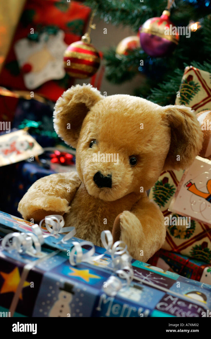 Teddy bear sitting under tree hi-res stock photography and images - Alamy