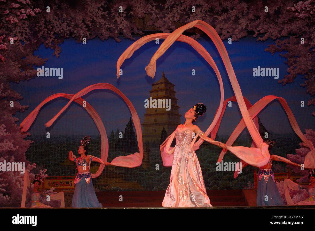 Tang dynasty music and dance show hi-res stock photography and images ...