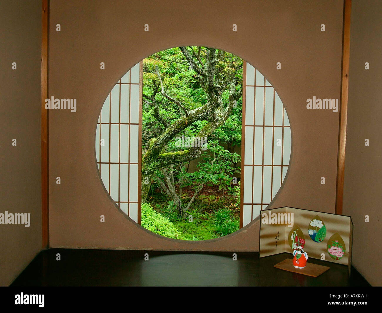 Japanese window round kyoto hi-res stock photography and images - Alamy