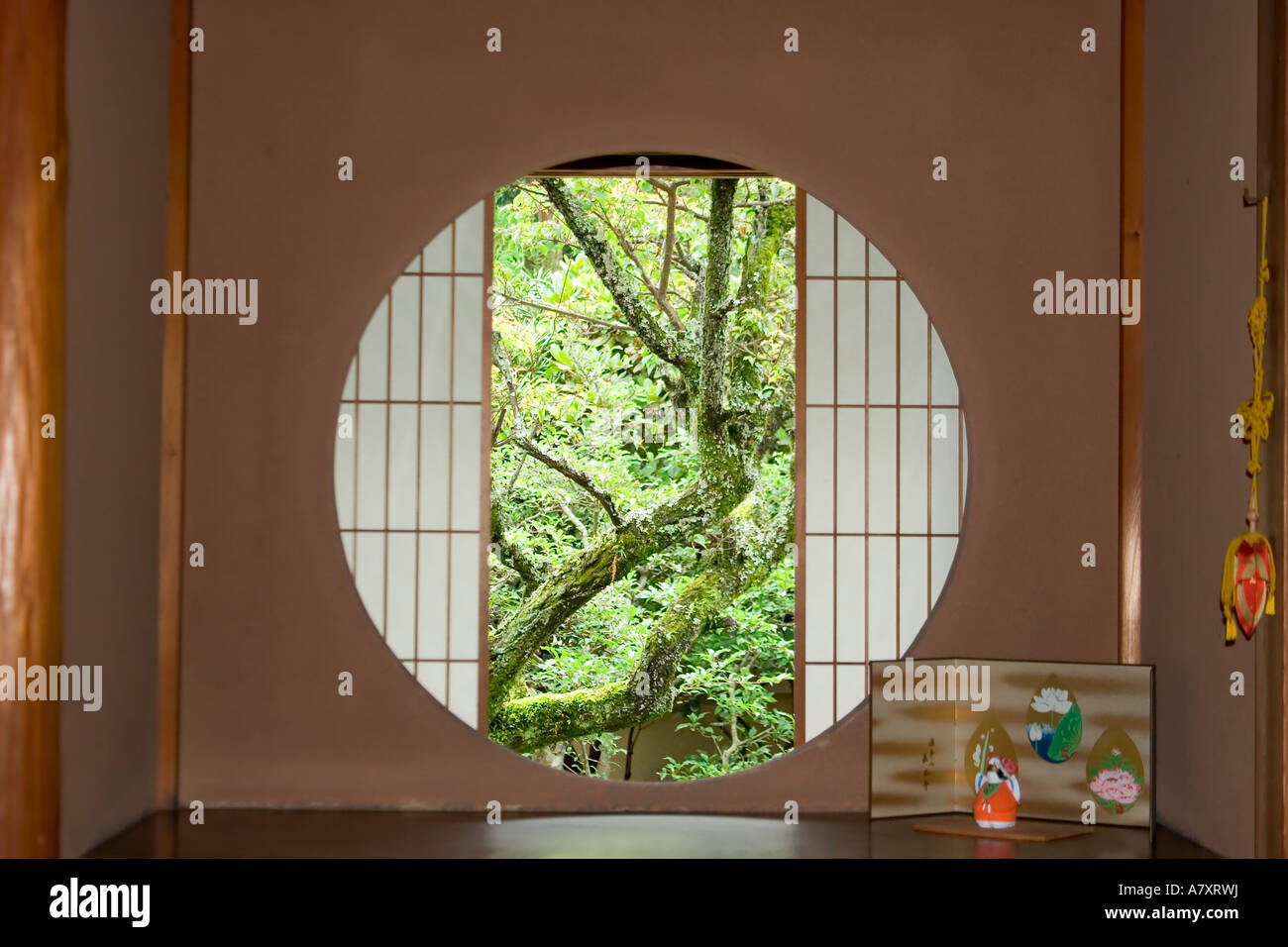 Japanese window round kyoto hi-res stock photography and images - Alamy