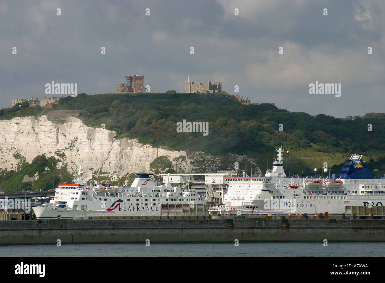 Quayside castle ships hi-res stock photography and images - Alamy