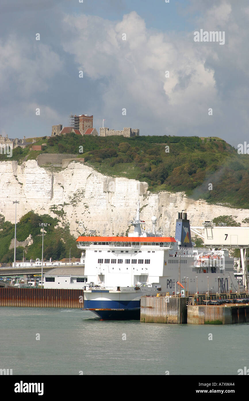 CASTLE AND PORT OF DOVER,KENT,ENGLAND Stock Photo - Alamy