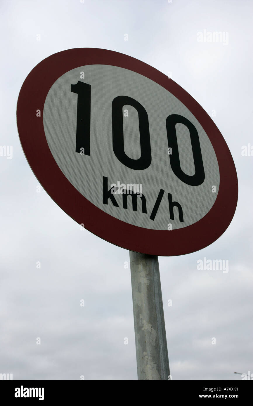 100 km speed sign hi-res stock photography and images - Alamy