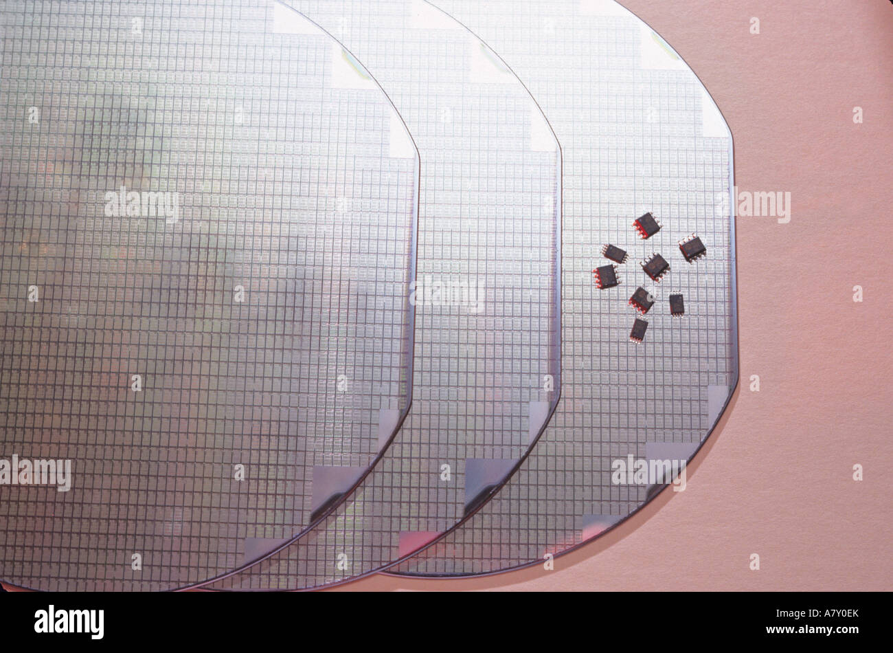 Semiconductor wafer disk hi-res stock photography and images - Alamy