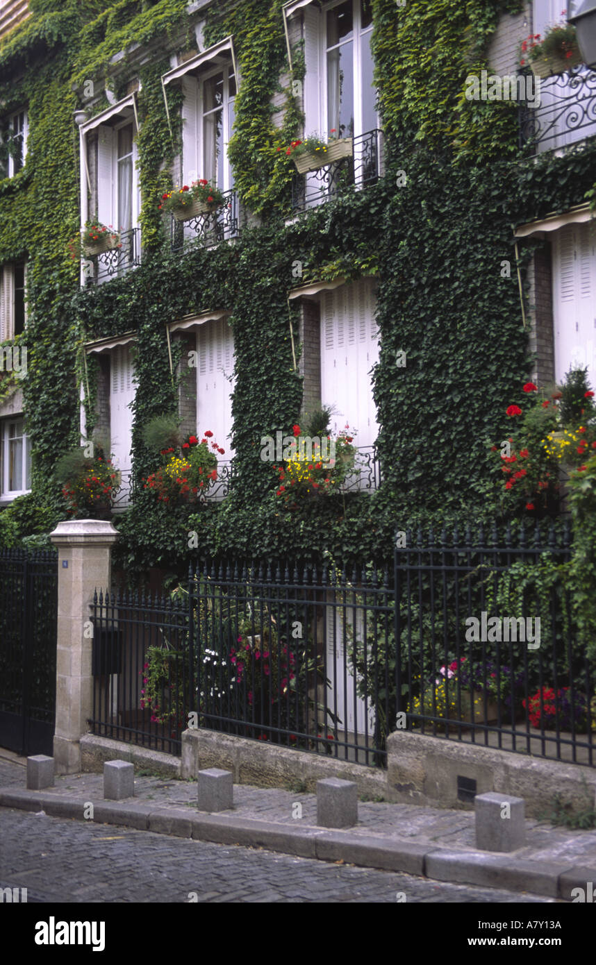 Paris backstreet hi-res stock photography and images - Alamy