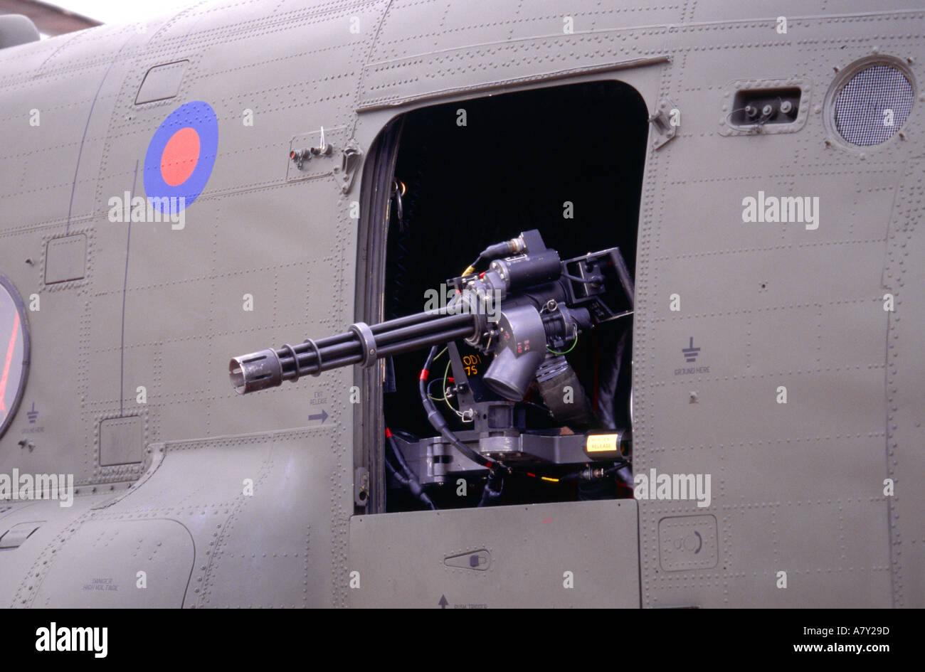 RAF CHINOOK HELICOPTER WITH MINIGUN DEFENSIVE ARMAMENT Stock Photo - Alamy