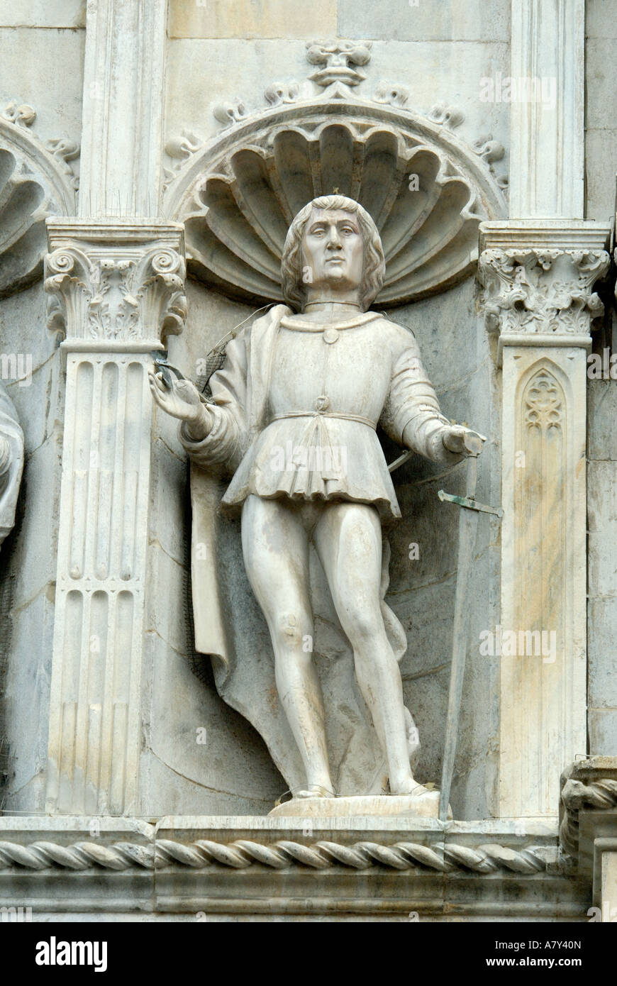 Italy, Lake Como, statue on façade of Duomo in Como Stock Photo - Alamy