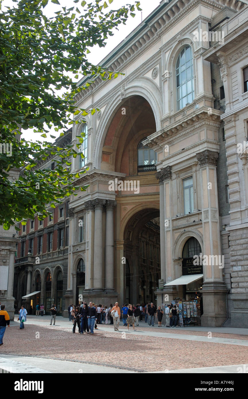 Piazza shopping centre entrance hi-res stock photography and images - Alamy