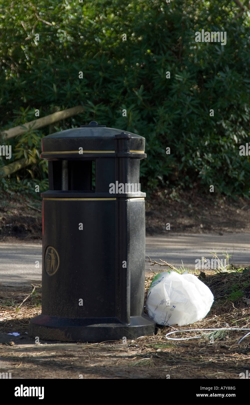 Rubbish dumped beside bin Stock Photo - Alamy