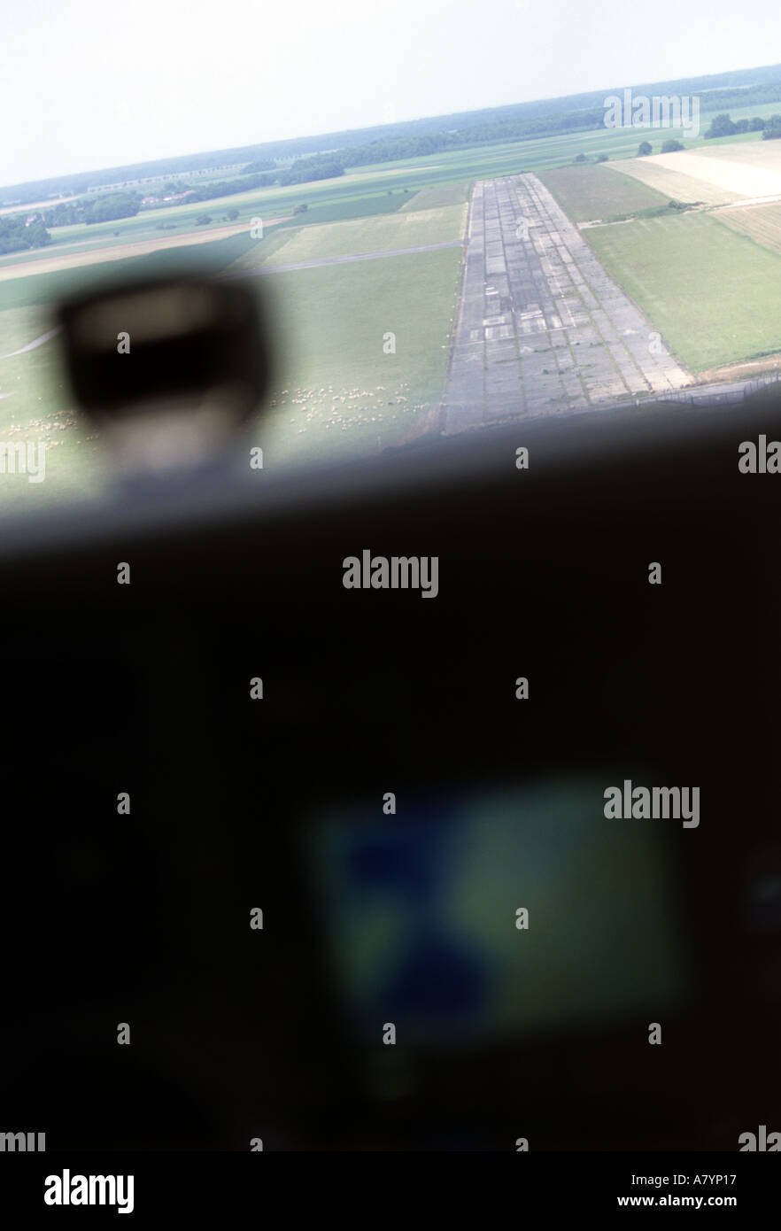 Aircraft on final hi-res stock photography and images - Alamy